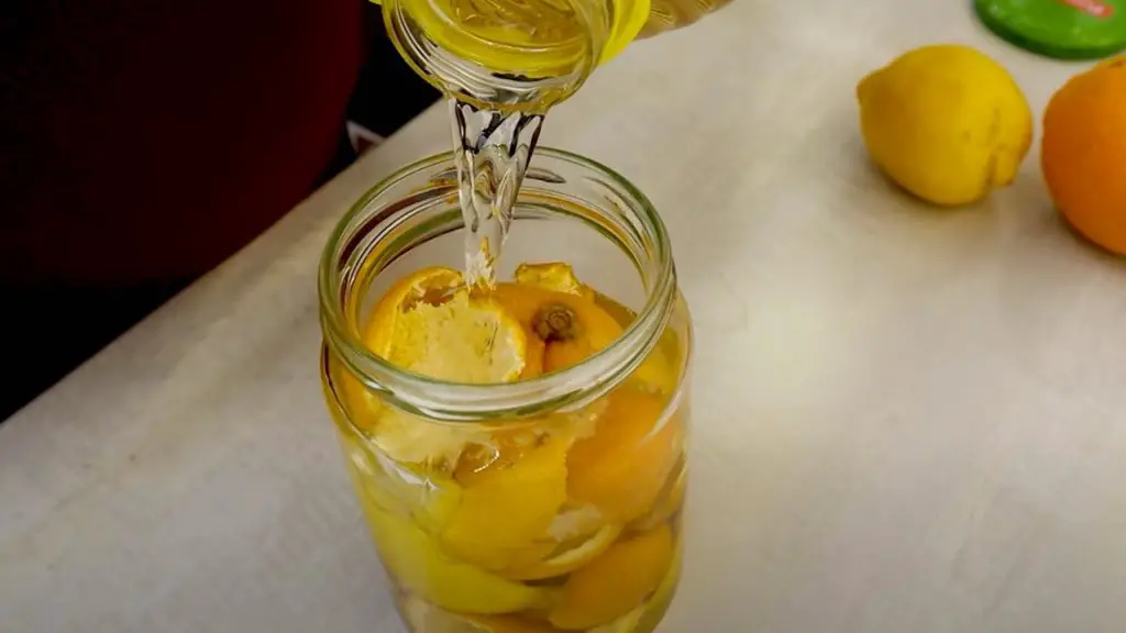 Cáscaras de limón y naranja, no las tires: mézclalas con vinagre ...